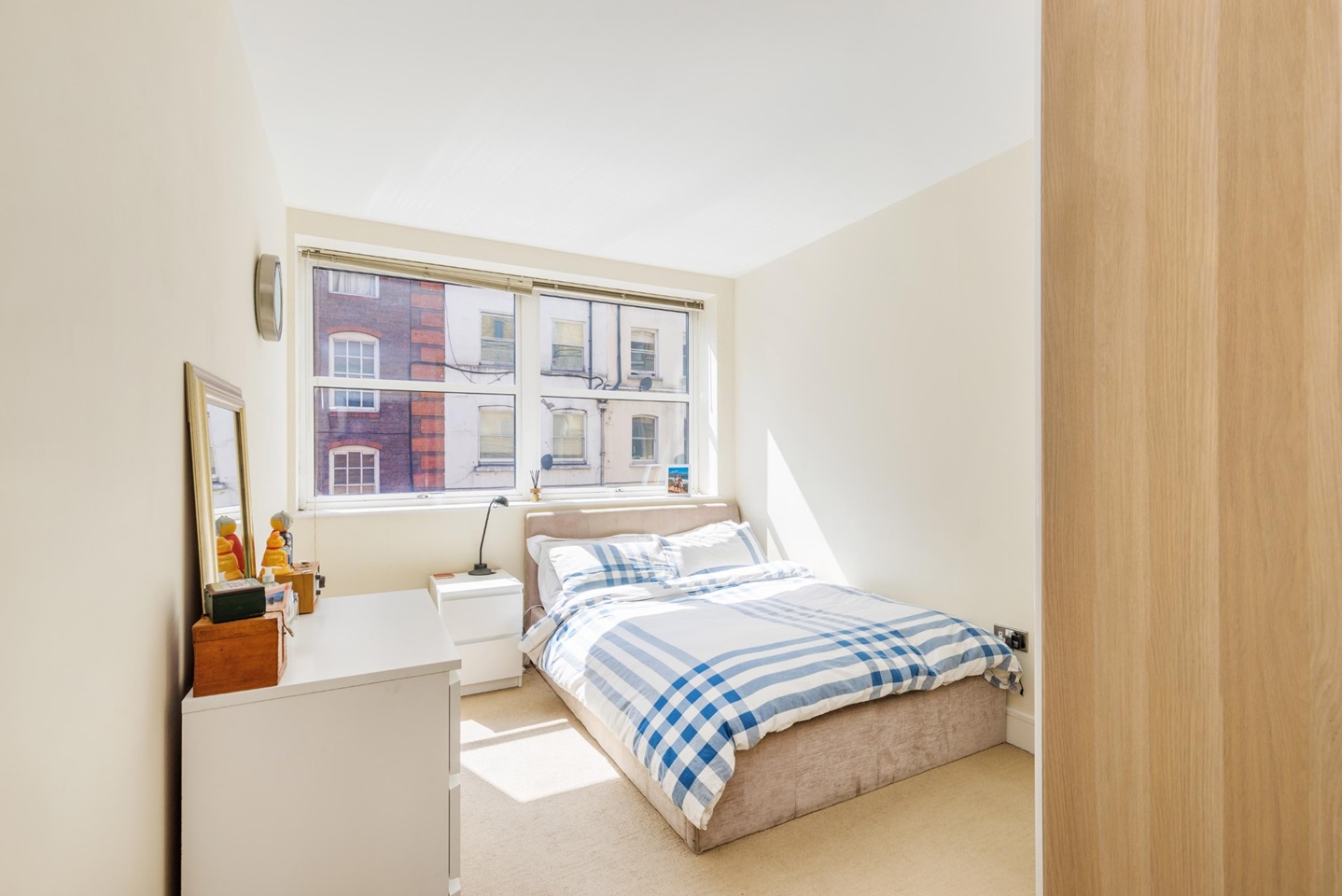 London - 2 Bed Flat, Leather Lane, EC1N - To Rent Now for £2,900.00 p/m