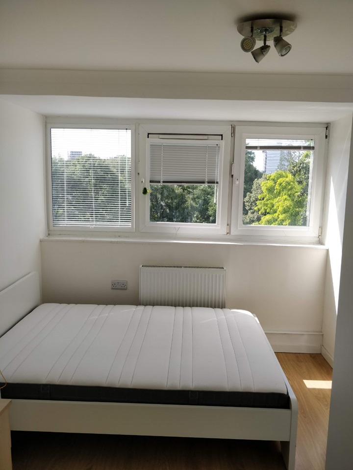 London - 2 Bed Flat, Goulden House, SW11 - To Rent Now for £1,650.00 p/m