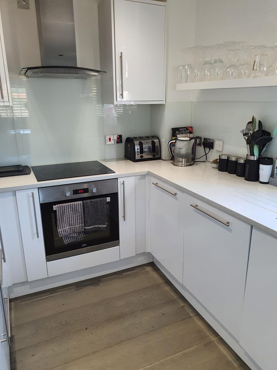 Chigwell - 2 Bed Flat, Retreat Way, IG7 - To Rent Now for £1,800.00 p/m