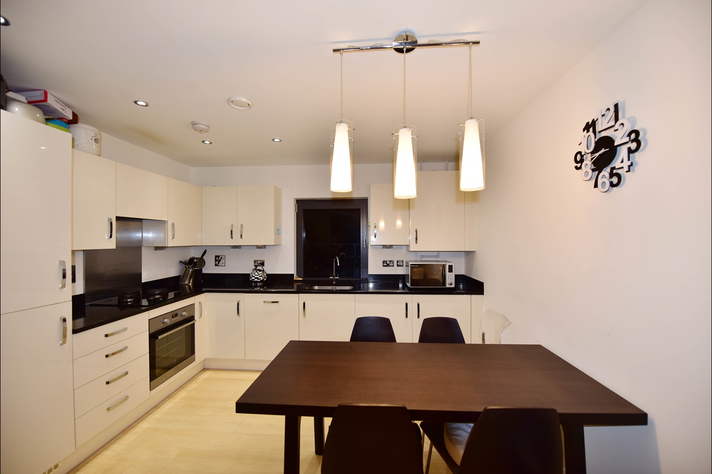 Guildford - 2 Bed Flat, Walnut Tree Close, GU1 - To Rent Now for £2,300 ...