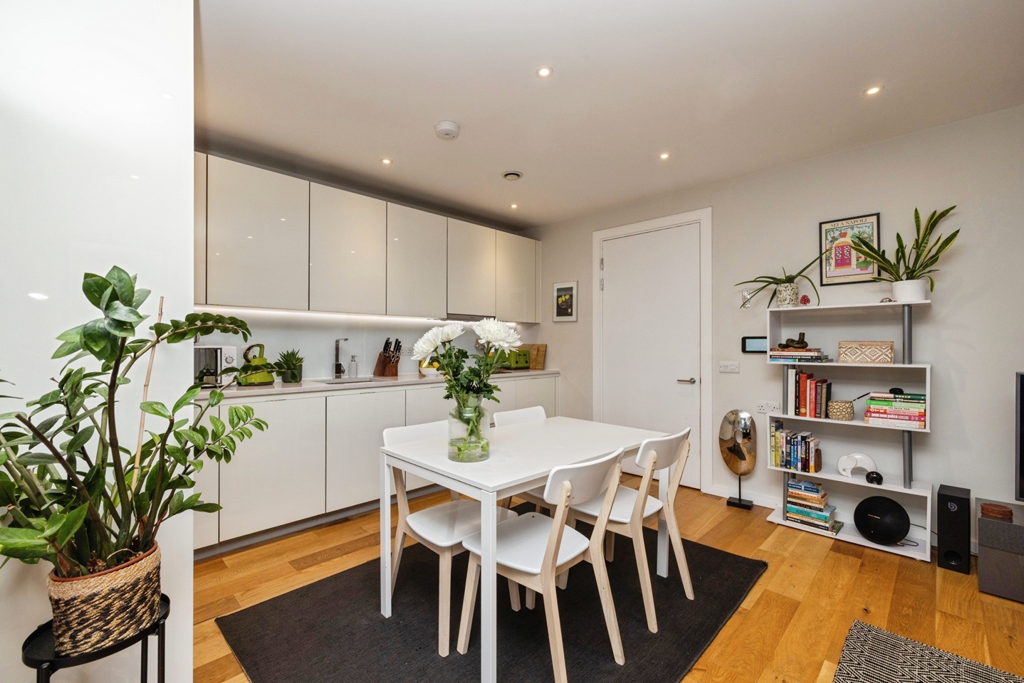 London - 2 Bed Flat, Lucan Path, N1 - To Rent Now for £2,900.00 p/m