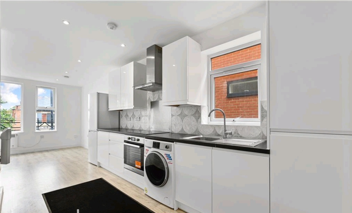 Worcester Park - 4 Bed Flat, Central Road, KT4 - To Rent Now for £2,075 ...