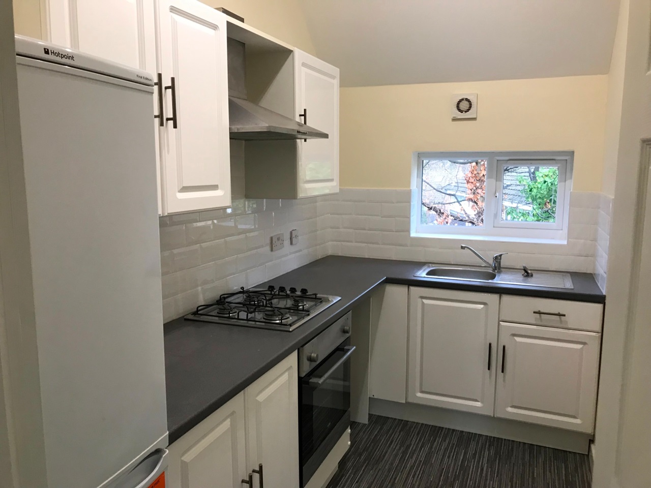 Manchester - 3 Bed Flat, Ladybarn Crescent, M14 - To Rent Now for £ ...
