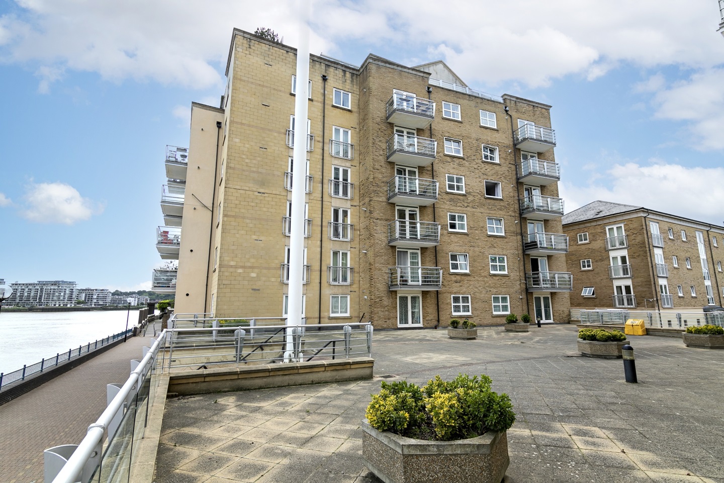 London - 2 Bed Flat, Millenium Drive, E14 - To Rent Now for £2,100.00 p/m
