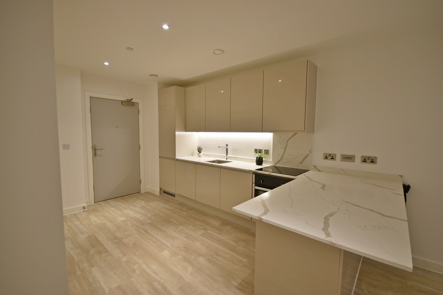 Manchester - 2 Bed Flat, Queen St, M3 - To Rent Now for £1,650.00 p/m