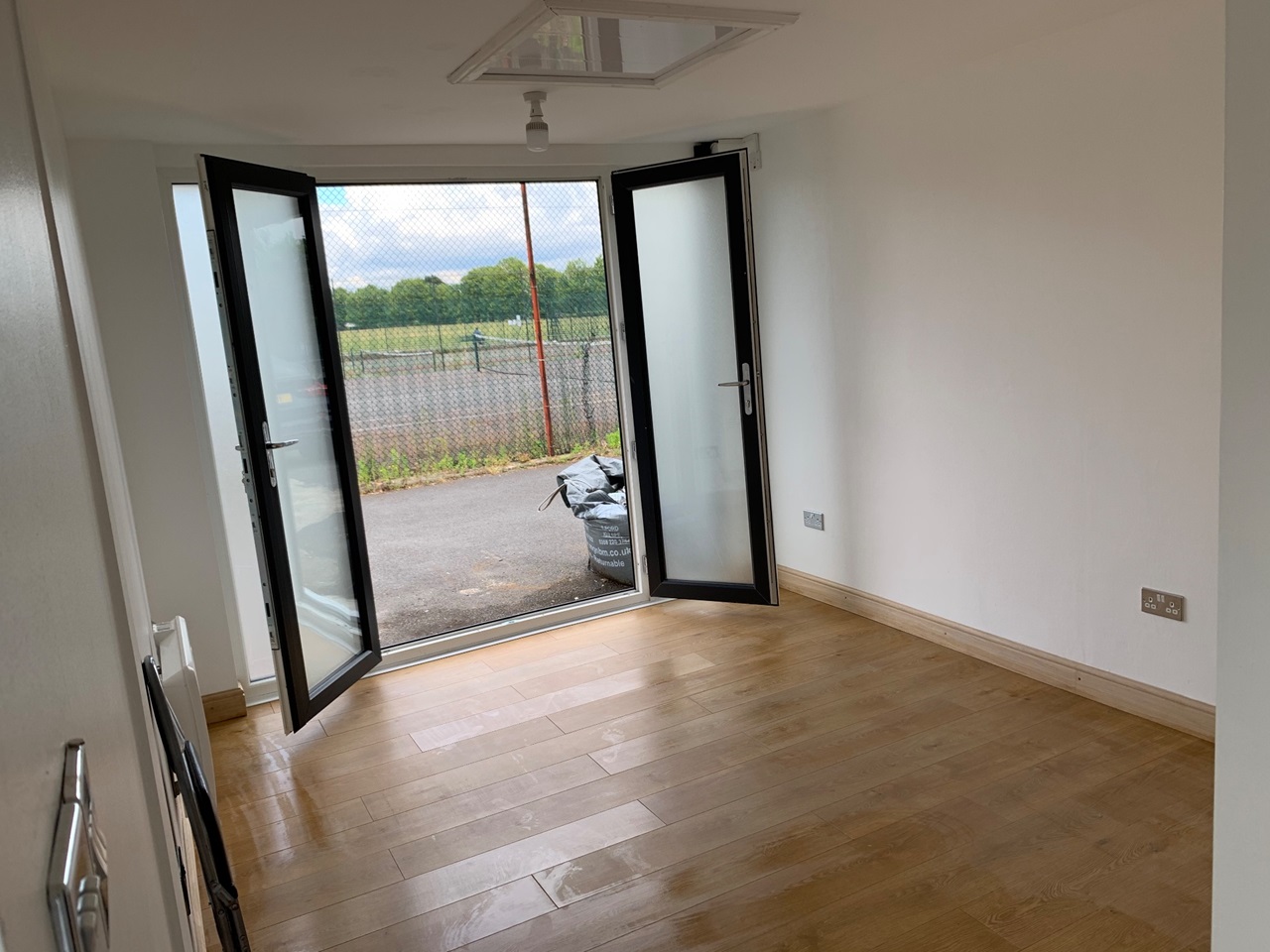 Ilford - Studio Flat, Lord Gardens, IG5 - To Rent Now for £1,000.00 p/m