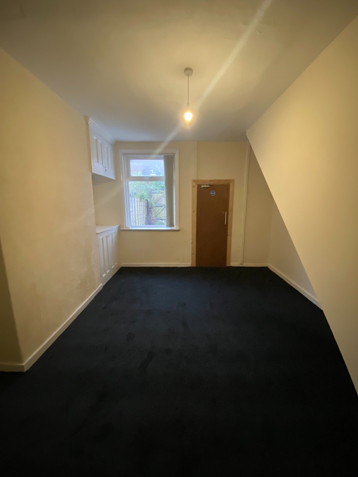 Royton, Oldham - 4 Bed Terraced House, Oldham Road, OL2 - To Rent Now for £1,250.00 p/m