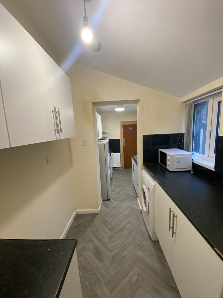 Royton, Oldham - 4 Bed Terraced House, Oldham Road, OL2 - To Rent Now for £1,250.00 p/m