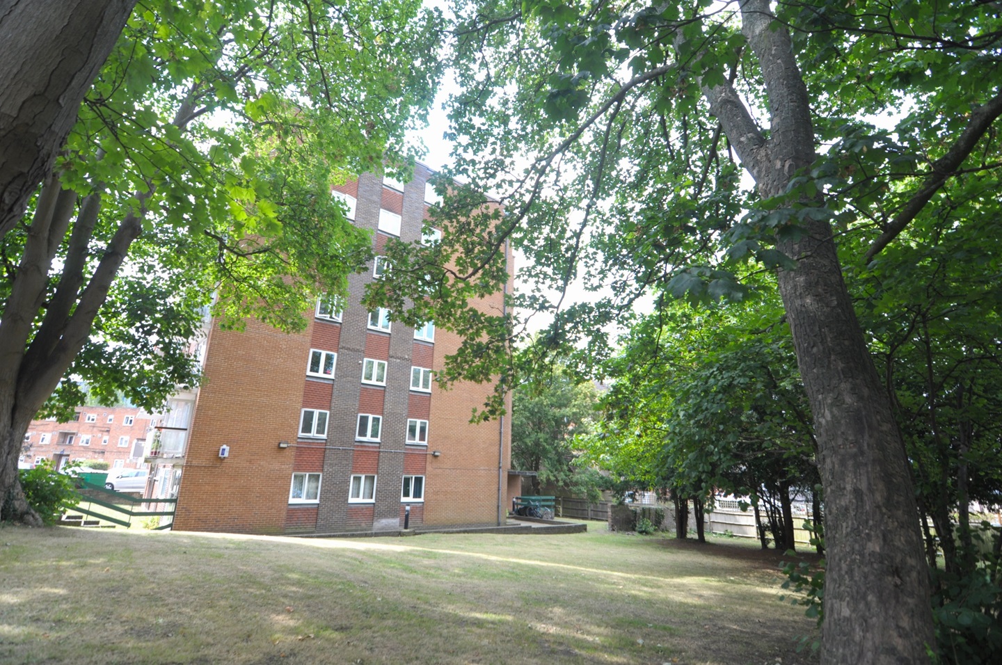 Sutton - 2 Bed Flat, Argyle House, SM2 - To Rent Now for £1,550.00 p/m
