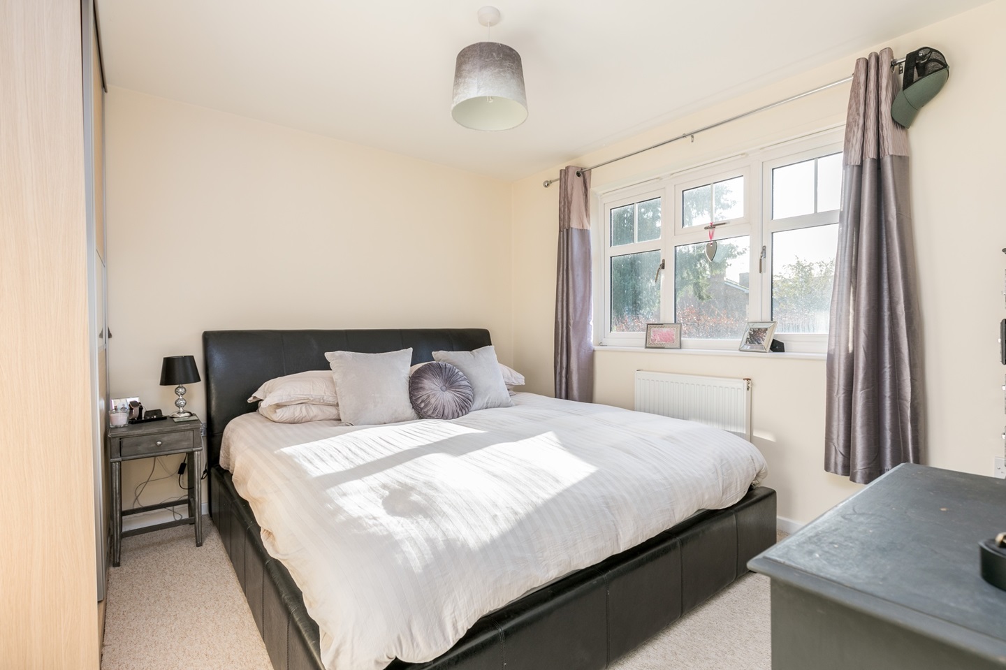 Crawley - 2 Bed Flat, Three Bridges Road, RH10 - To Rent Now for £1,499 ...