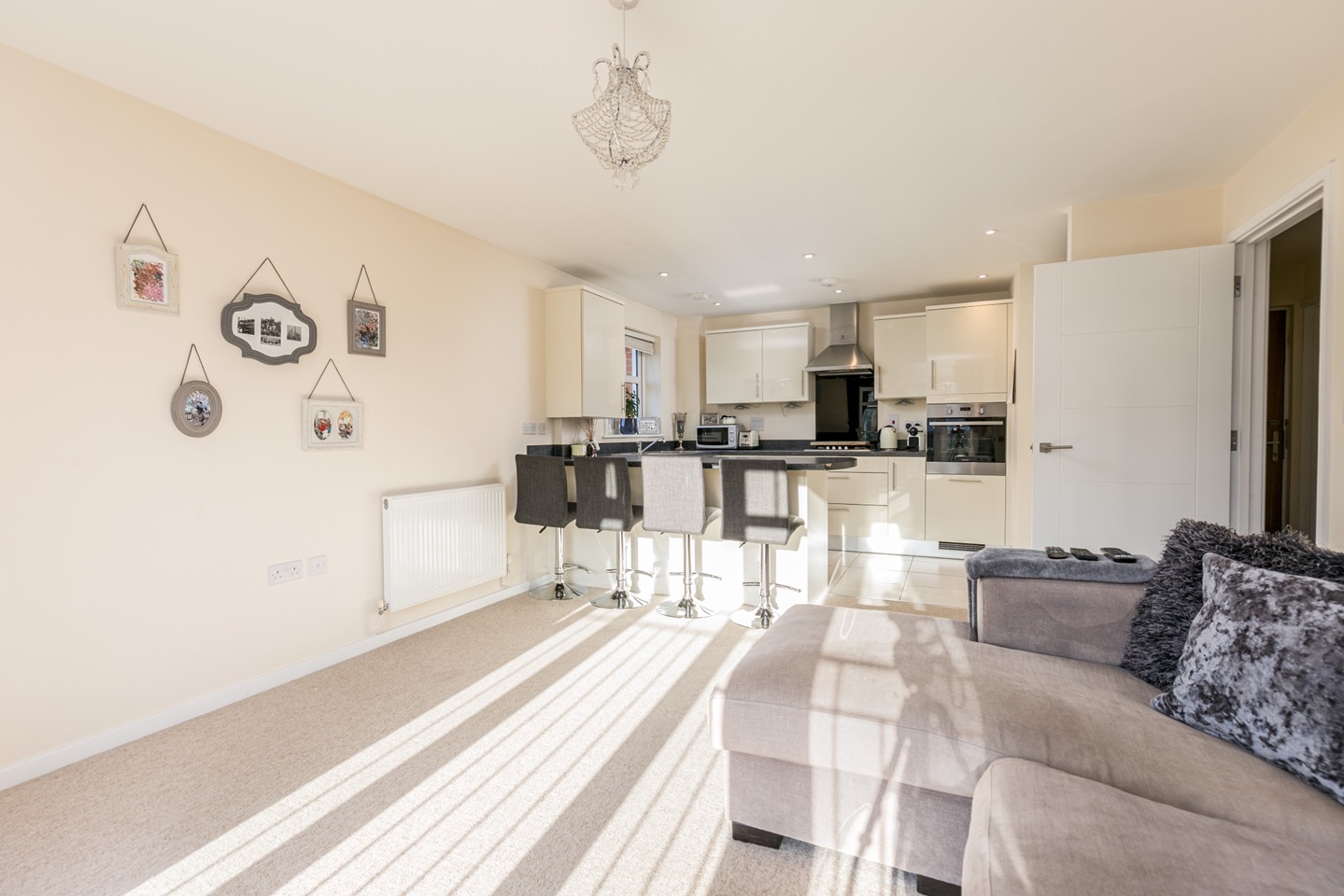 Crawley - 2 Bed Flat, Three Bridges Road, RH10 - To Rent Now for £1,499 ...