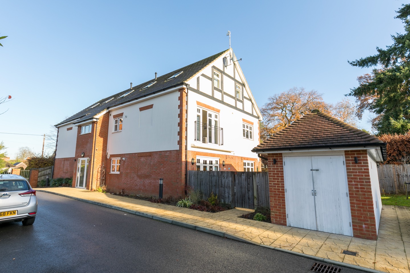 Crawley - 2 Bed Flat, Three Bridges Road, RH10 - To Rent Now for £1,499 ...