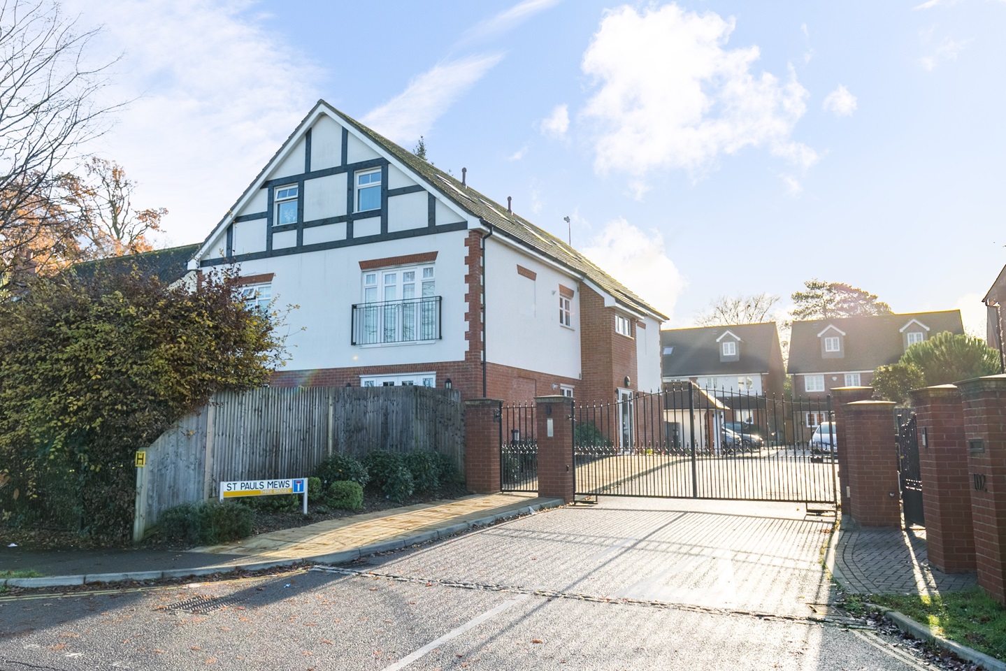 Crawley - 2 Bed Flat, Three Bridges Road, RH10 - To Rent Now for £1,499 ...