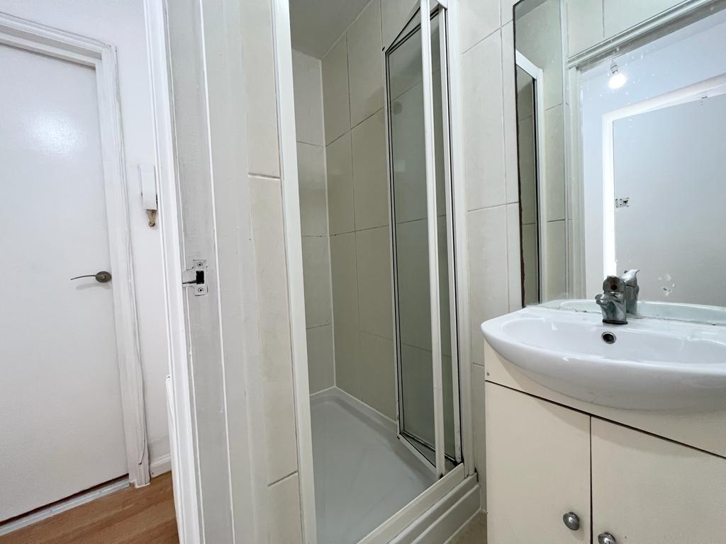 London - 1 Bed Flat, Hendon Lane, N3 - To Rent Now for £1,250.00 p/m