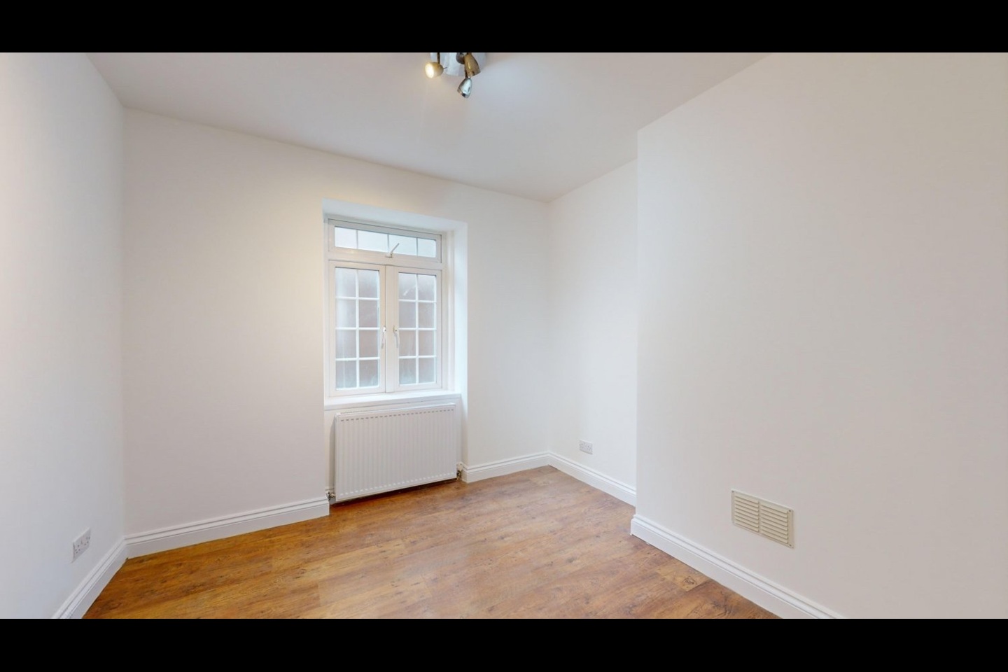 Croydon - 2 Bed Flat, Portland Road, SE25 - To Rent Now for £1,575.00 p/m
