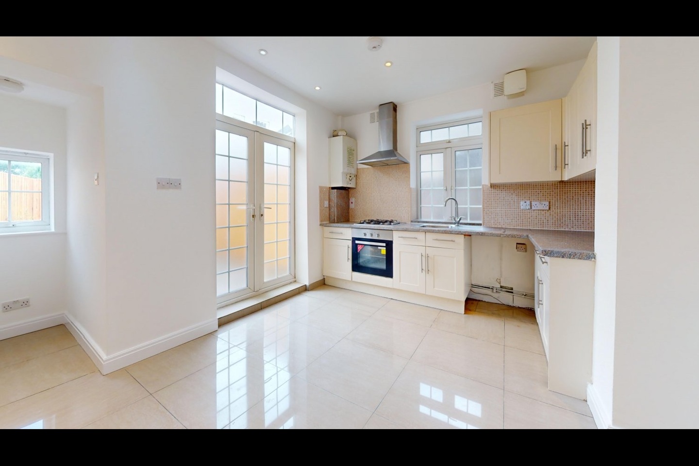 Croydon - 2 Bed Flat, Portland Road, SE25 - To Rent Now for £1,575.00 p/m
