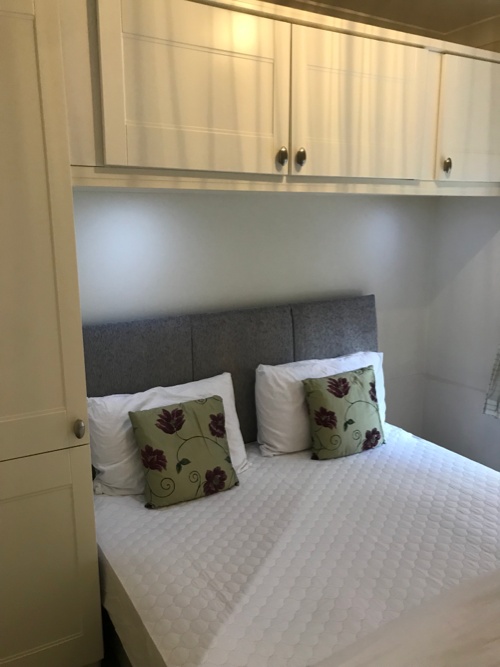 Leatherhead - 2 Bed Flat, Royal Swan Quarter, KT22 - To Rent Now for £ ...