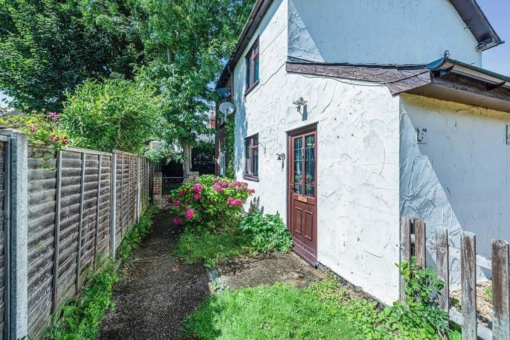 Wokingham - 2 Bed Semi-Detached House, Barkham Road, RG41 - To Rent Now ...