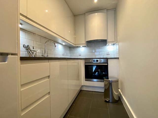 London - 1 Bed Flat, Manchester Road, E14 - To Rent Now for £1,900.00 p/m