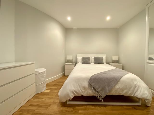 London - 1 Bed Flat, Manchester Road, E14 - To Rent Now for £1,900.00 p/m