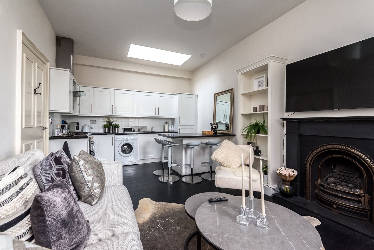 Edinburgh - 2 Bed Flat, Howe Street, EH3 - To Rent Now for £1,750.00 p/m