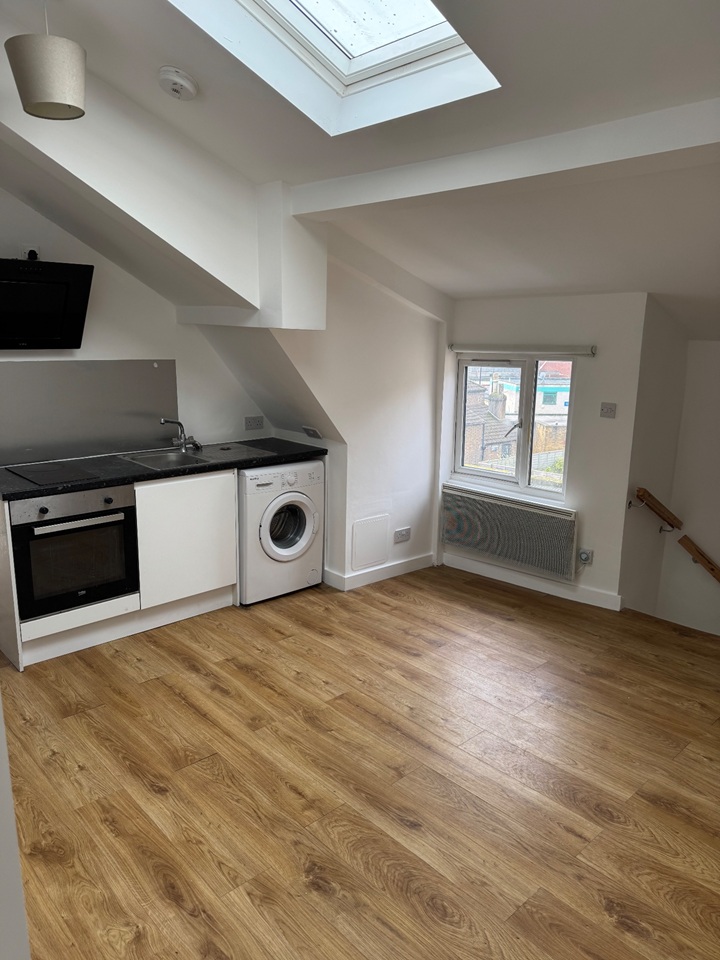 London - 2 Bed Flat, Roehampton High Street, SW15 - To Rent Now for £ ...