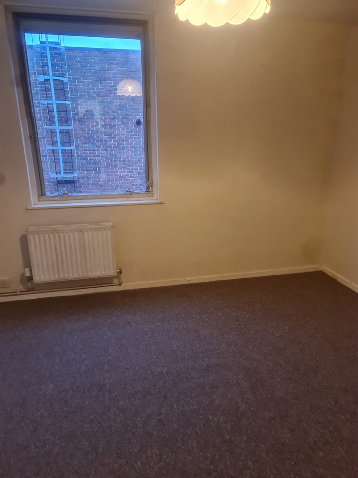 London - Room in a Shared House, Malthus Path, SE28 - To Rent Now for £ ...