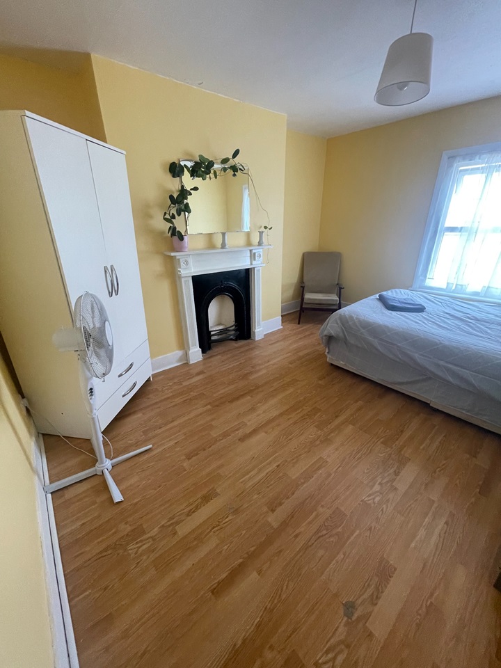 London - Room in a Shared Flat, Ewell Road, KT6 - To Rent Now for £950. ...