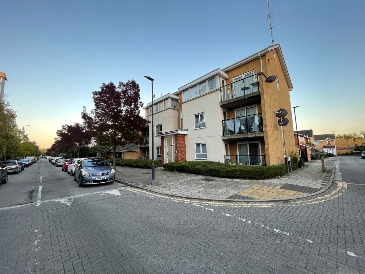 London - 2 Bed Flat, Erebus Drive, SE28 - To Rent Now for £1,700.00 p/m