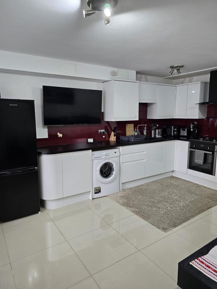Chigwell - 1 Bed Flat, Copperfield, IG7 - To Rent Now for £1,500.00 p/m