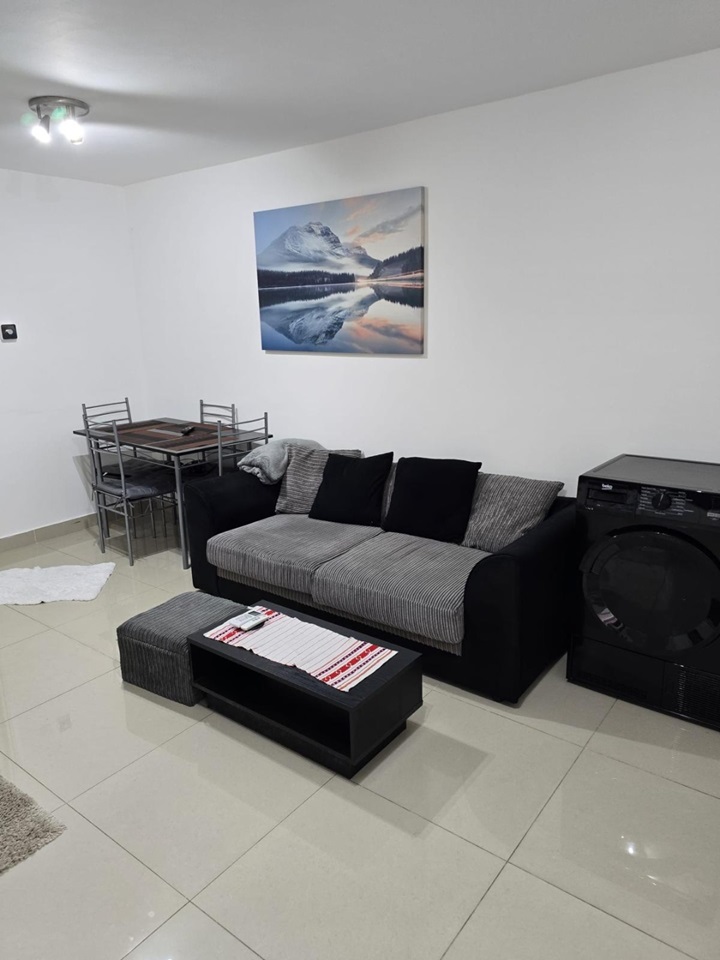 Chigwell - 1 Bed Flat, Copperfield, IG7 - To Rent Now for £1,500.00 p/m