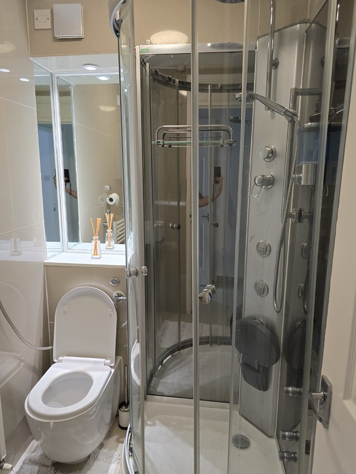 Chigwell - 1 Bed Flat, Copperfield, IG7 - To Rent Now for £1,500.00 p/m