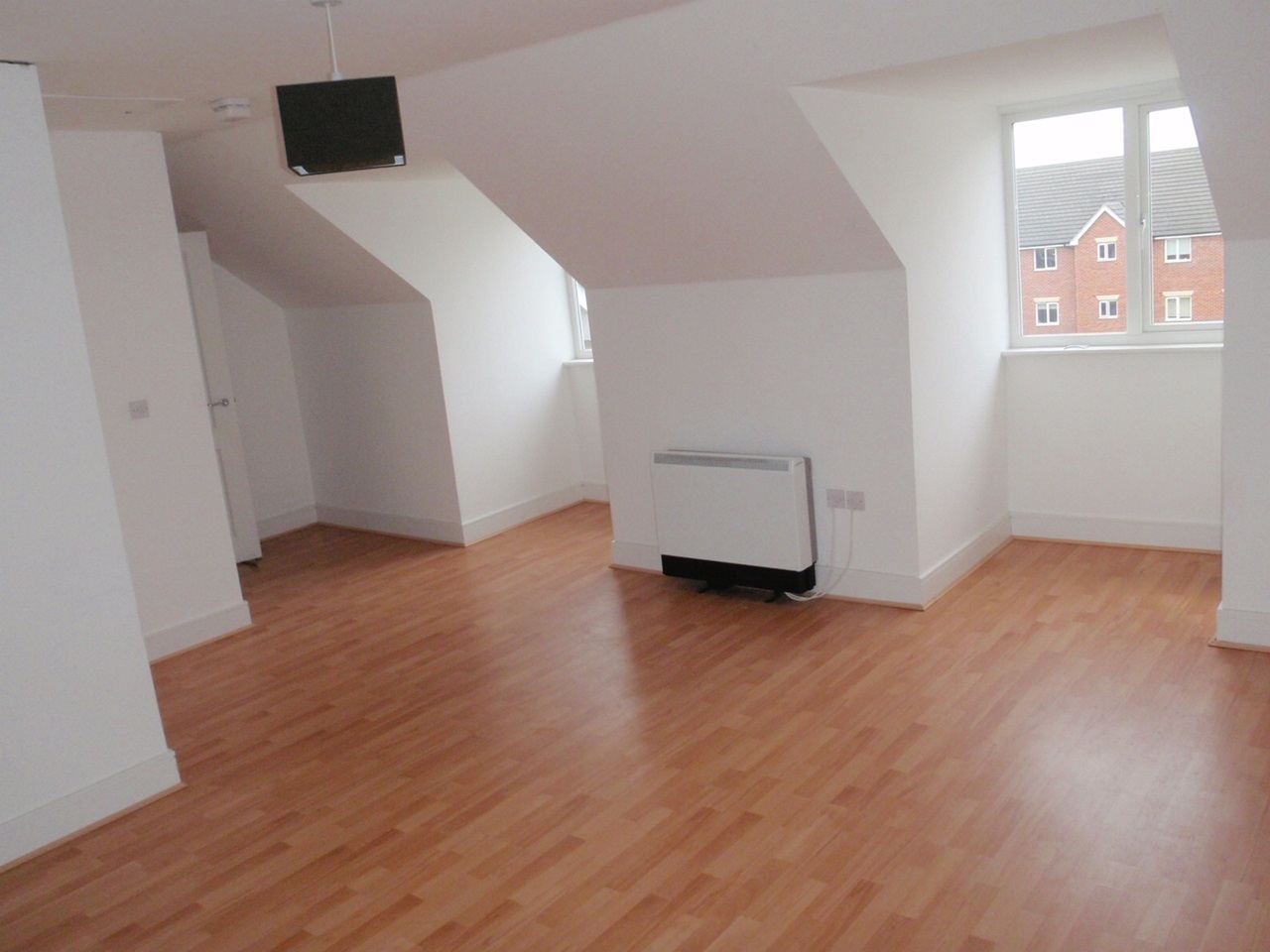 Romford - 3 Bed Flat, Omega Court, RM7 - To Rent Now for £1,650.00 p/m
