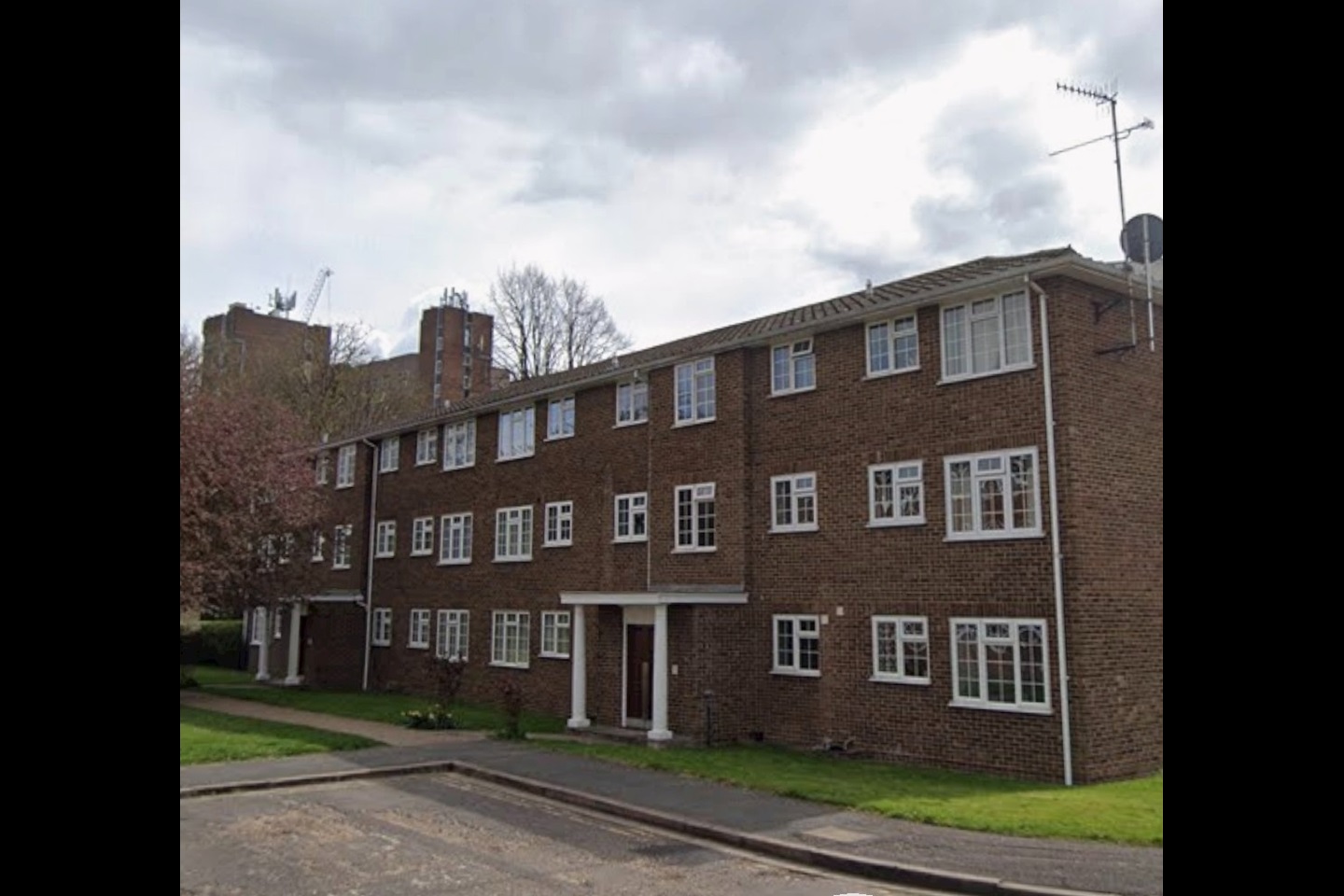 Staines-Upon-Thames - 2 Bed Flat, Kingfisher Drive, TW18 - To Rent Now ...