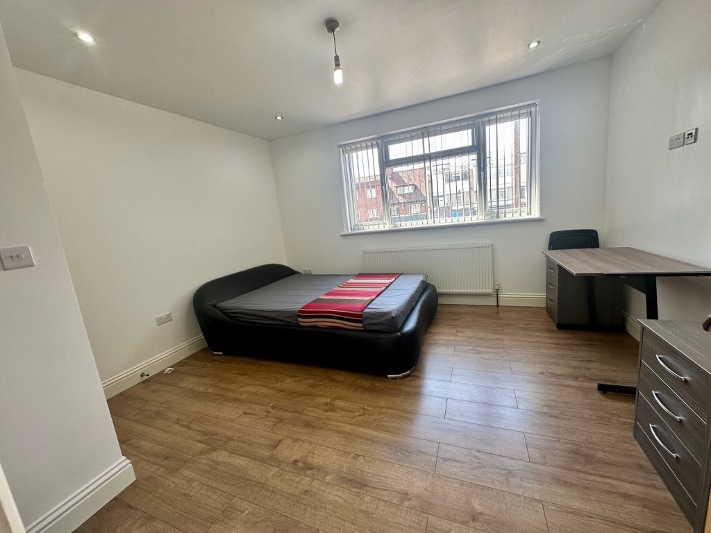 Hayes - Room in a Shared House, High Street, UB3 - To Rent Now for £900 ...