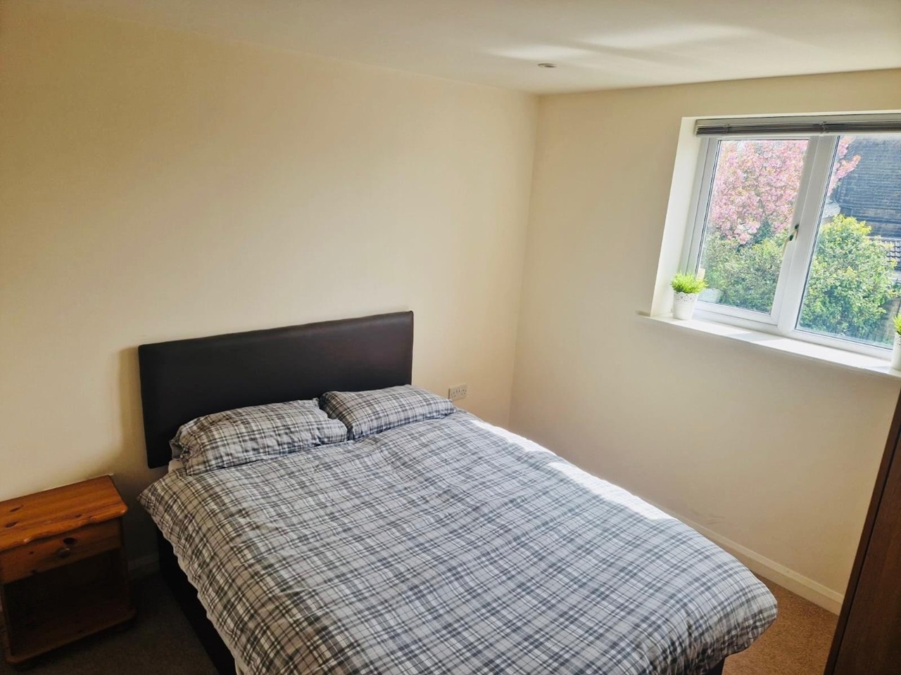 Leeds - 2 Bed Flat, Gledhow Lane, LS8 - To Rent Now for £1,000.00 p/m