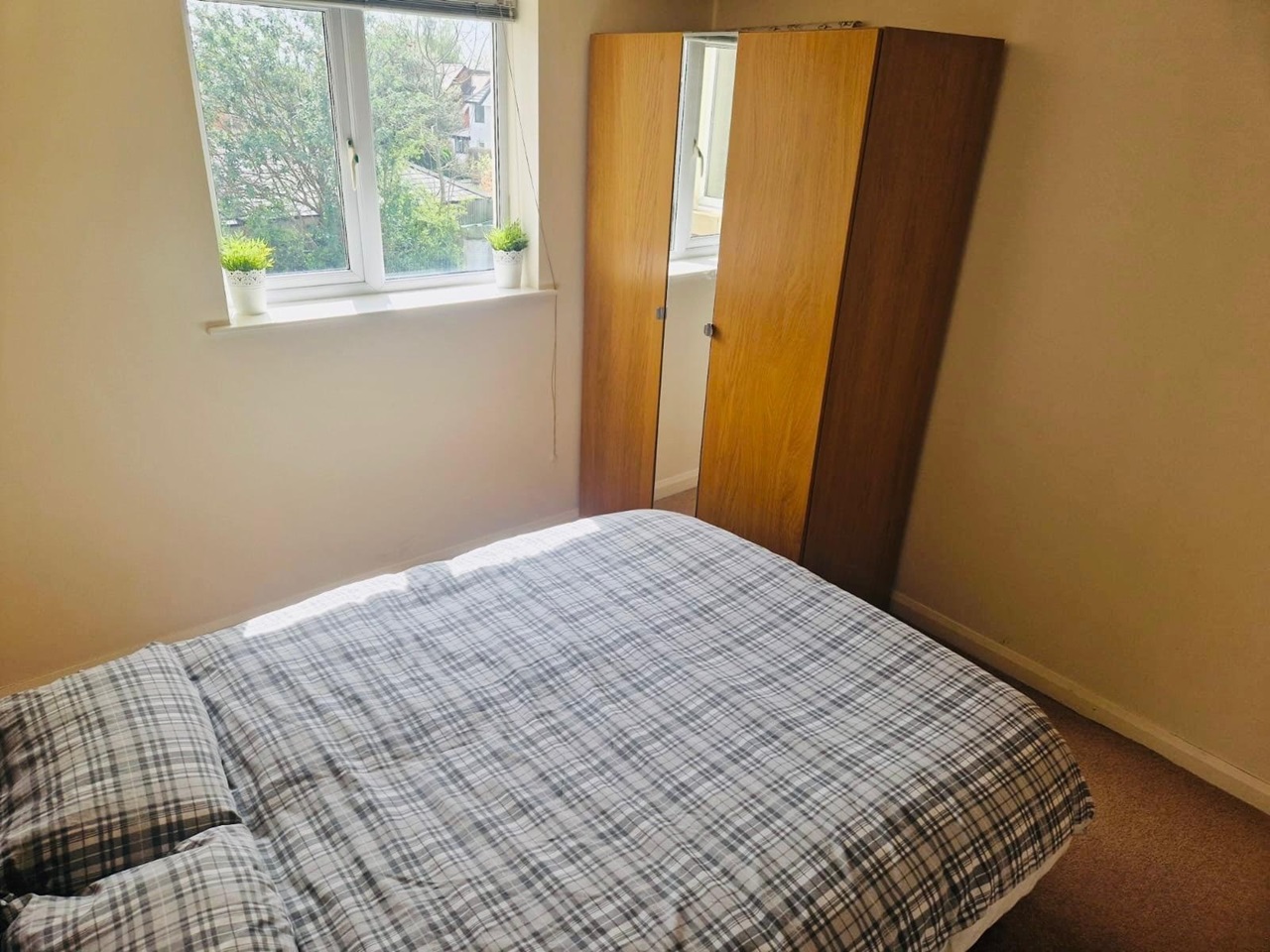 Leeds - 2 Bed Flat, Gledhow Lane, LS8 - To Rent Now for £1,000.00 p/m