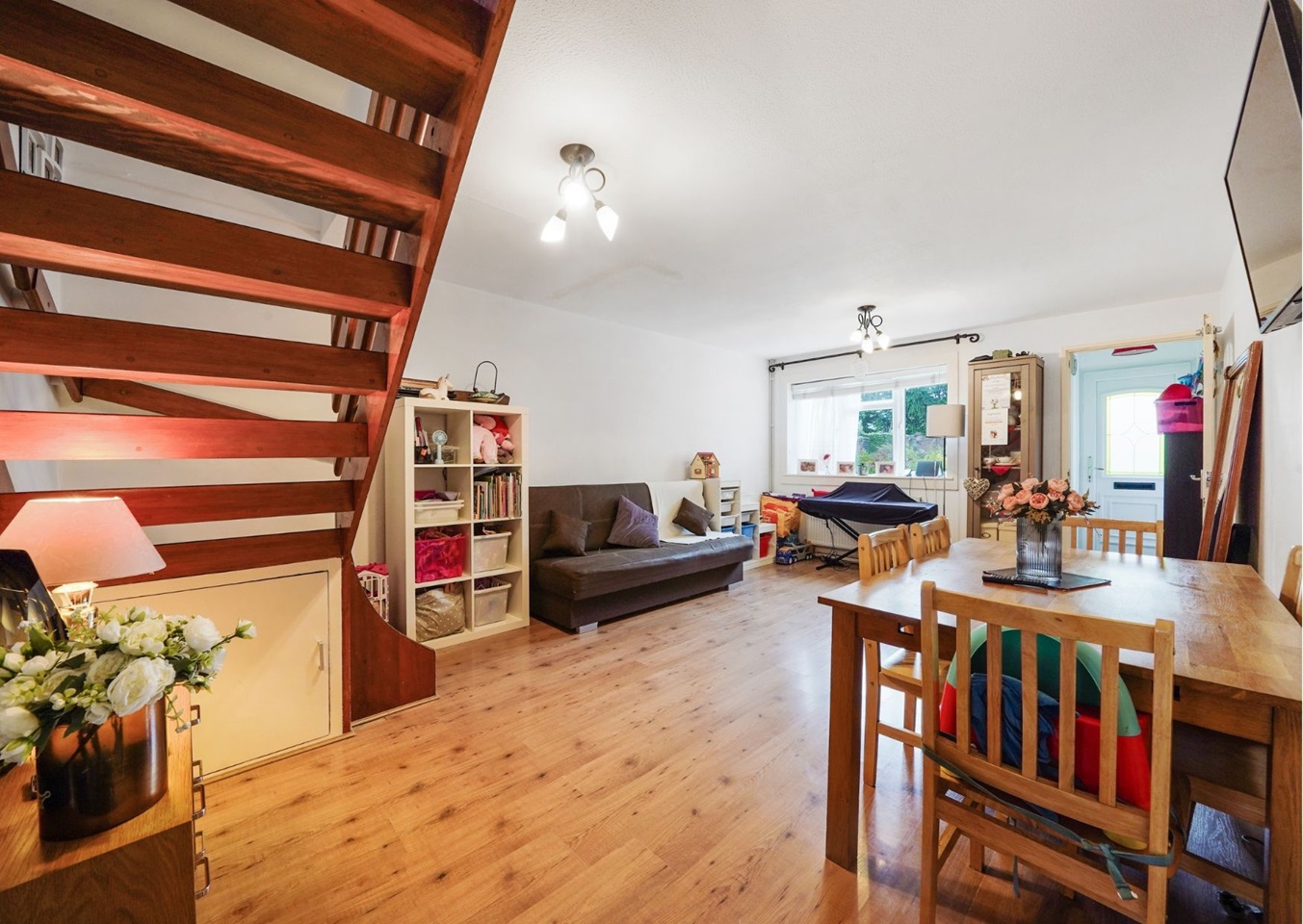 London - 2 Bed Terraced House, Rivington Crescent, NW7 - To Rent Now ...