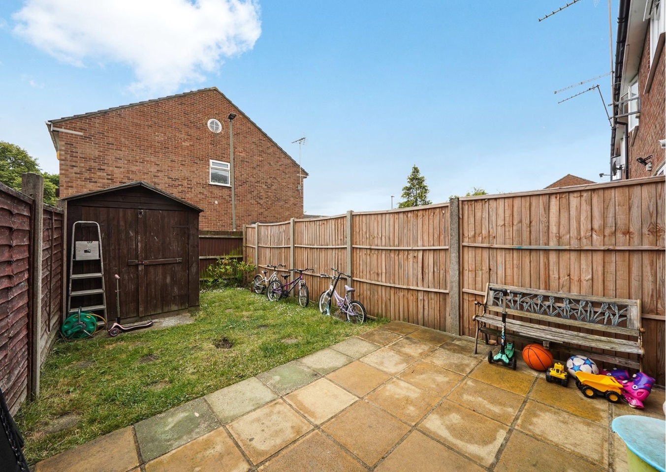 London - 2 Bed Terraced House, Rivington Crescent, NW7 - To Rent Now ...