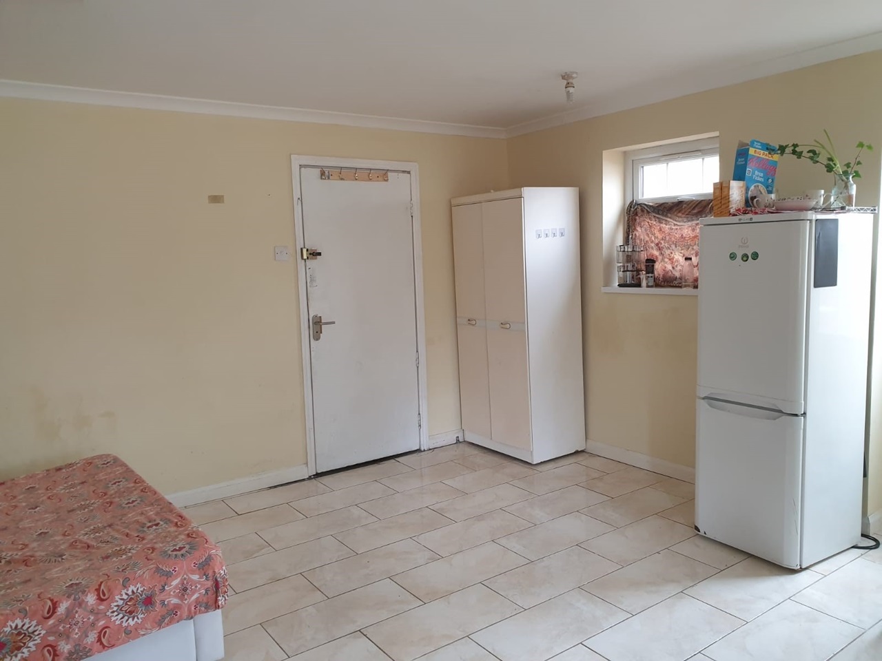 Hounslow - Room in a Shared House, Charter Crescent, TW4 - To Rent Now ...