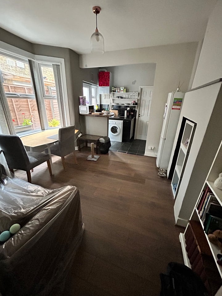 London - Room in a Shared Flat, Clements Road, E6 - To Rent Now for £ ...