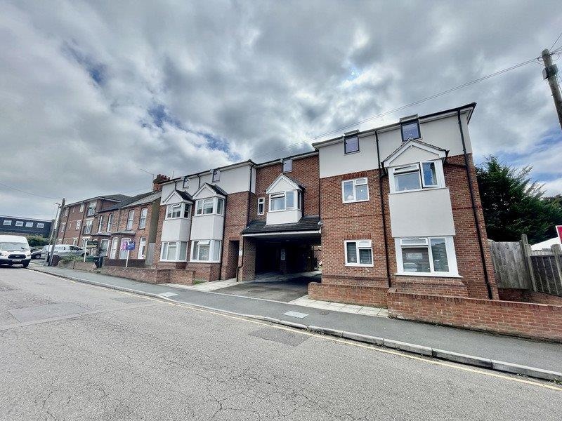 Luton - 1 Bed Flat, Empire Court, LU3 - To Rent Now for £900.00 p/m