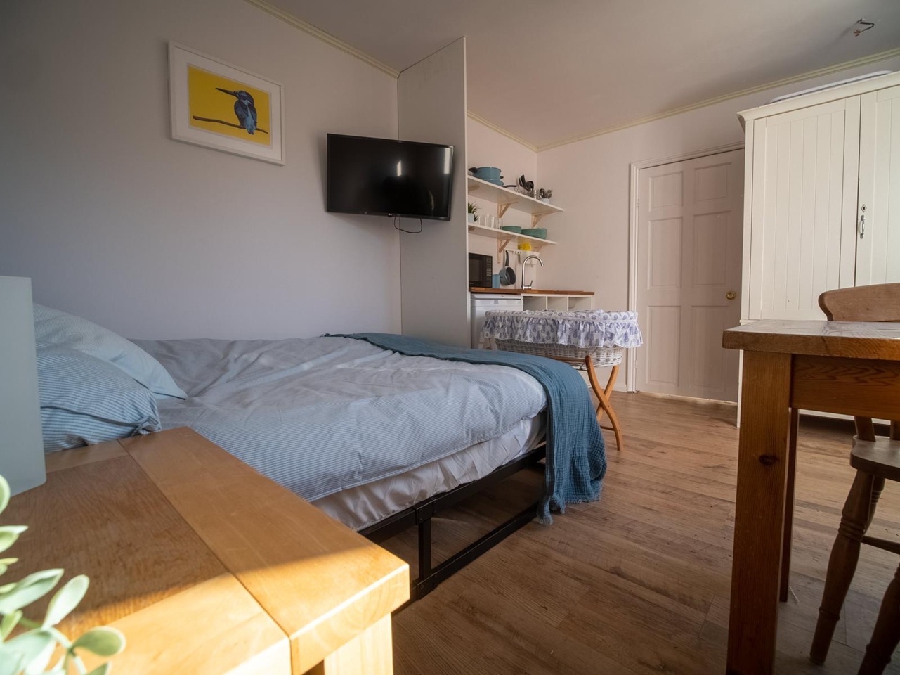London - Studio Flat, Beech Way, TW2 - To Rent Now for £1,350.00 p/m