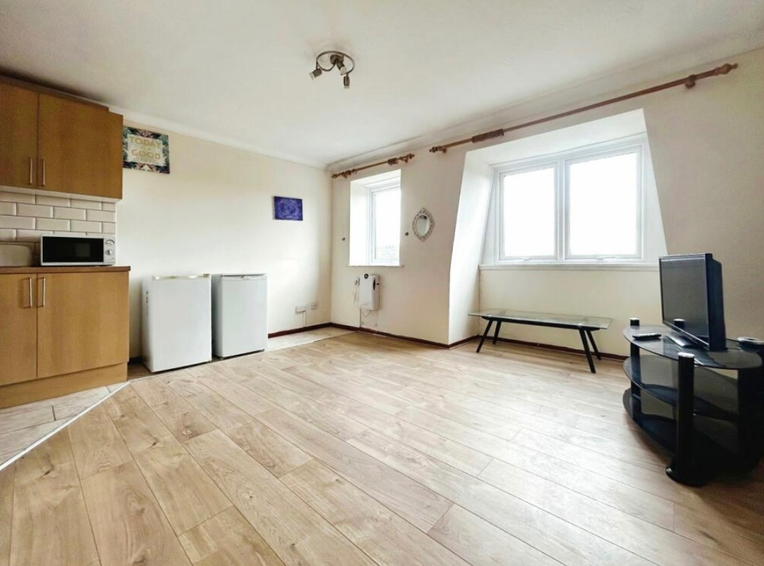 Slough - 1 Bed Flat, Poyle Road, SL3 - To Rent Now for £1,000.00 p/m