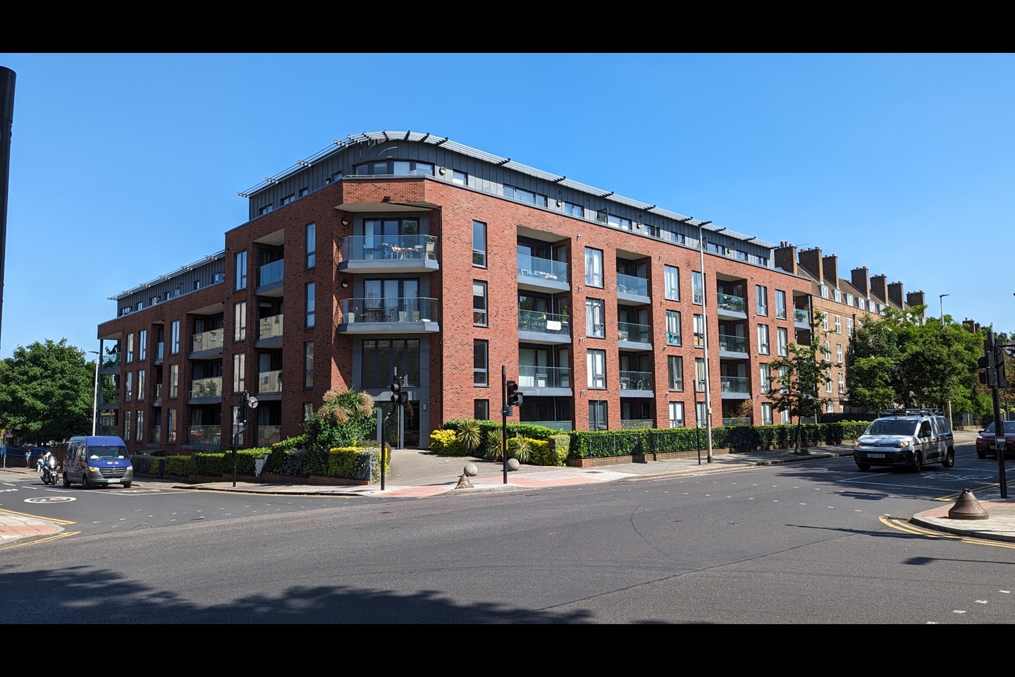 London - 2 Bed Flat, Stewarts Lodge, SW8 - To Rent Now for £2,350.00 p/m