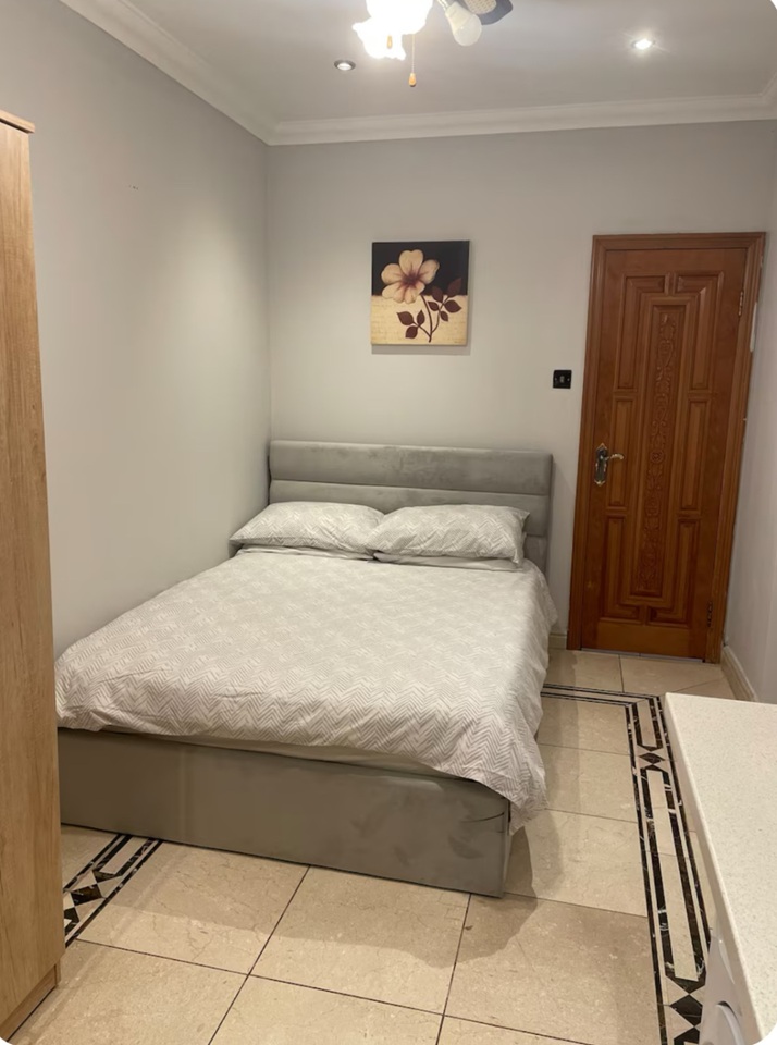 London - Room in a Shared House, Osidge Lane, N14 - To Rent Now for £ ...