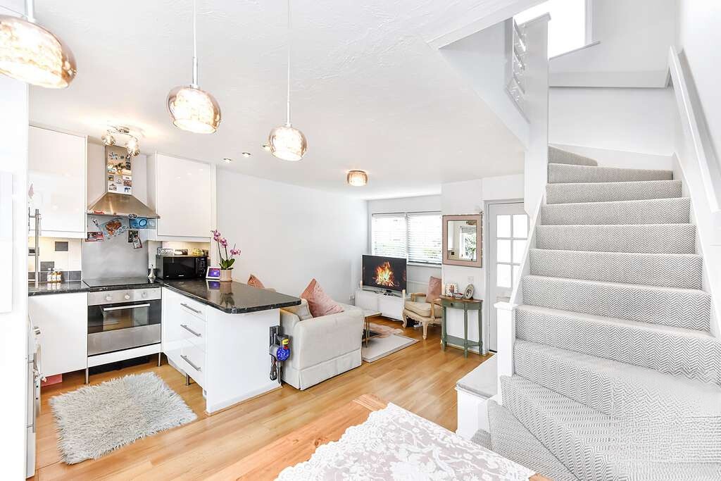 London - 2 Bed Terraced House, Taeping Street, E14 - To Rent Now for £ ...