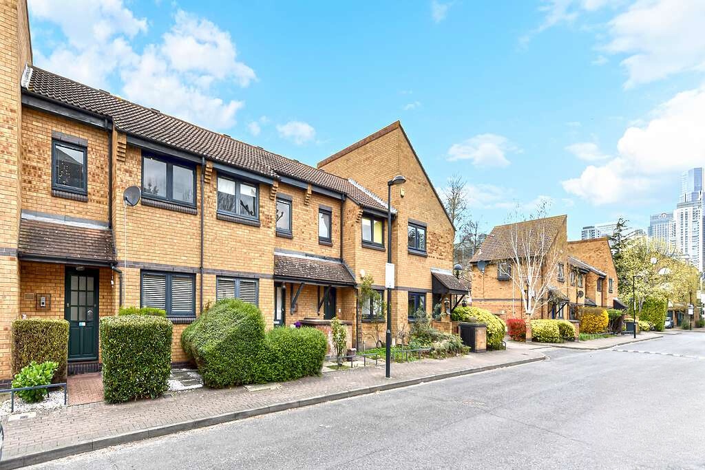London - 2 Bed Terraced House, Taeping Street, E14 - To Rent Now for £ ...