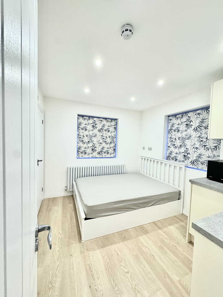 Pinner - Studio Flat, Beaulieu Drive, HA5 - To Rent Now for £900.00 p/m