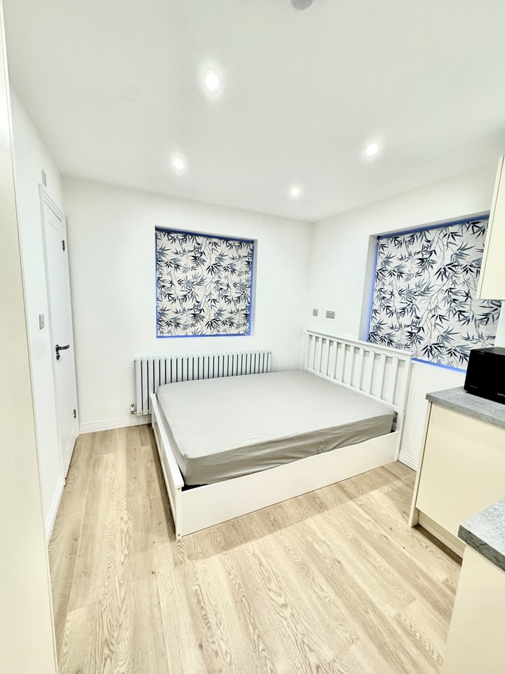 Pinner - Studio Flat, Beaulieu Drive, HA5 - To Rent Now for £900.00 p/m